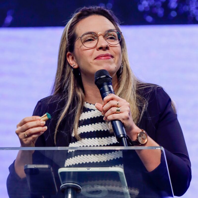 Cristo em movimento: um só corpo, um só propósito - Lívia Alves - Verbo ...